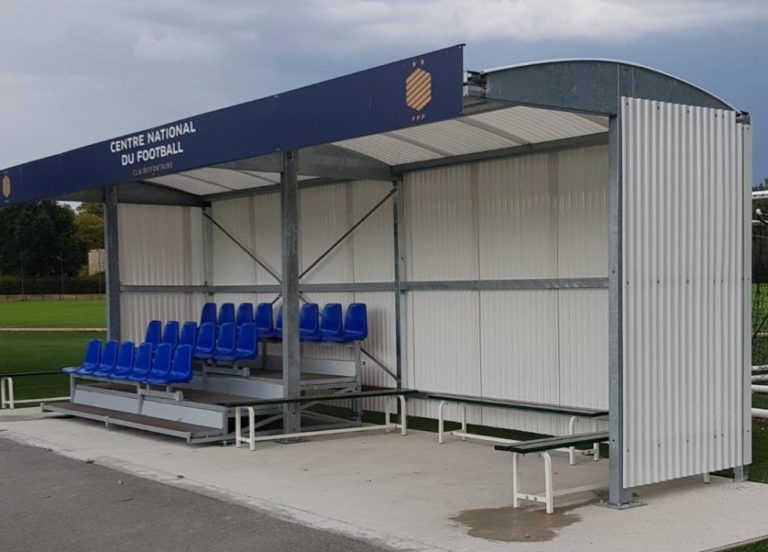 Installation of a small covered grandstand at Clairefontaine